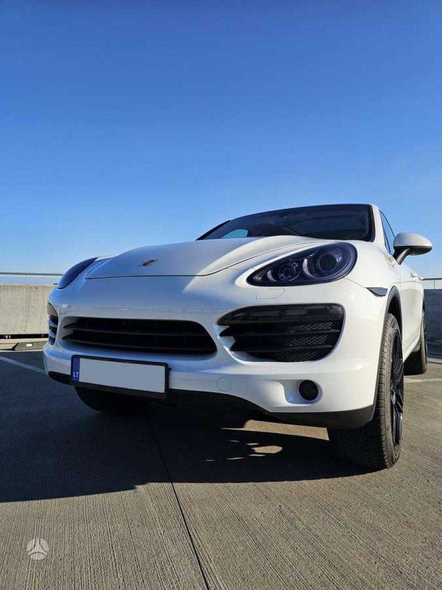 White Porsche Cayenne 2013 in Vilnius, with an engine capacity of 3.60 L and mileage of 183 thousand km for 13500 €, photo 17 on AUTOMOTO.COM.LV