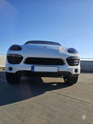 White Porsche Cayenne 2013 in Vilnius, with an engine capacity of 3.60 L and mileage of 183 thousand km for 13500 €, photo 20 on AUTOMOTO.COM.LV