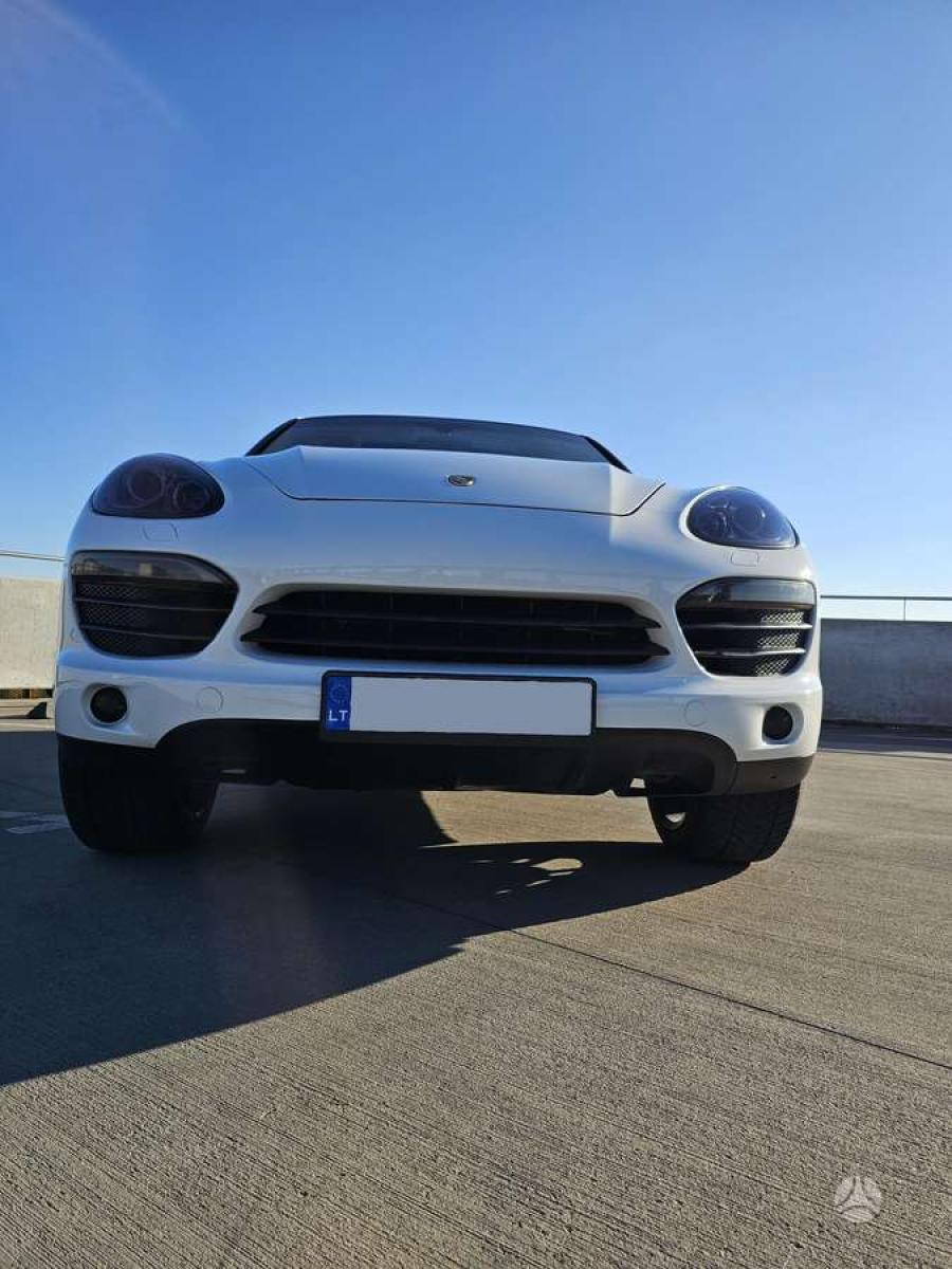 White Porsche Cayenne 2013 in Vilnius, with an engine capacity of 3.60 L and mileage of 183 thousand km for 13500 €, photo 20 on AUTOMOTO.COM.LV