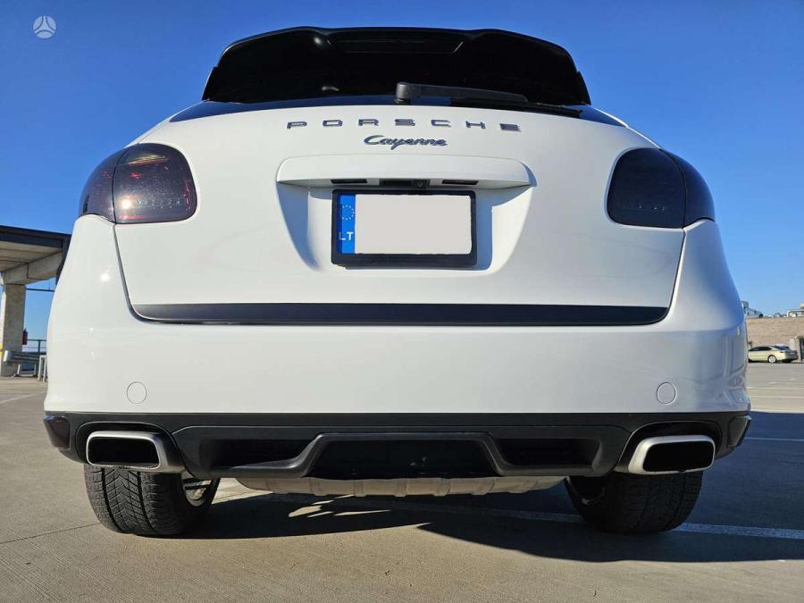 White Porsche Cayenne 2013 in Vilnius, with an engine capacity of 3.60 L and mileage of 183 thousand km for 13500 €, photo 21 on AUTOMOTO.COM.LV