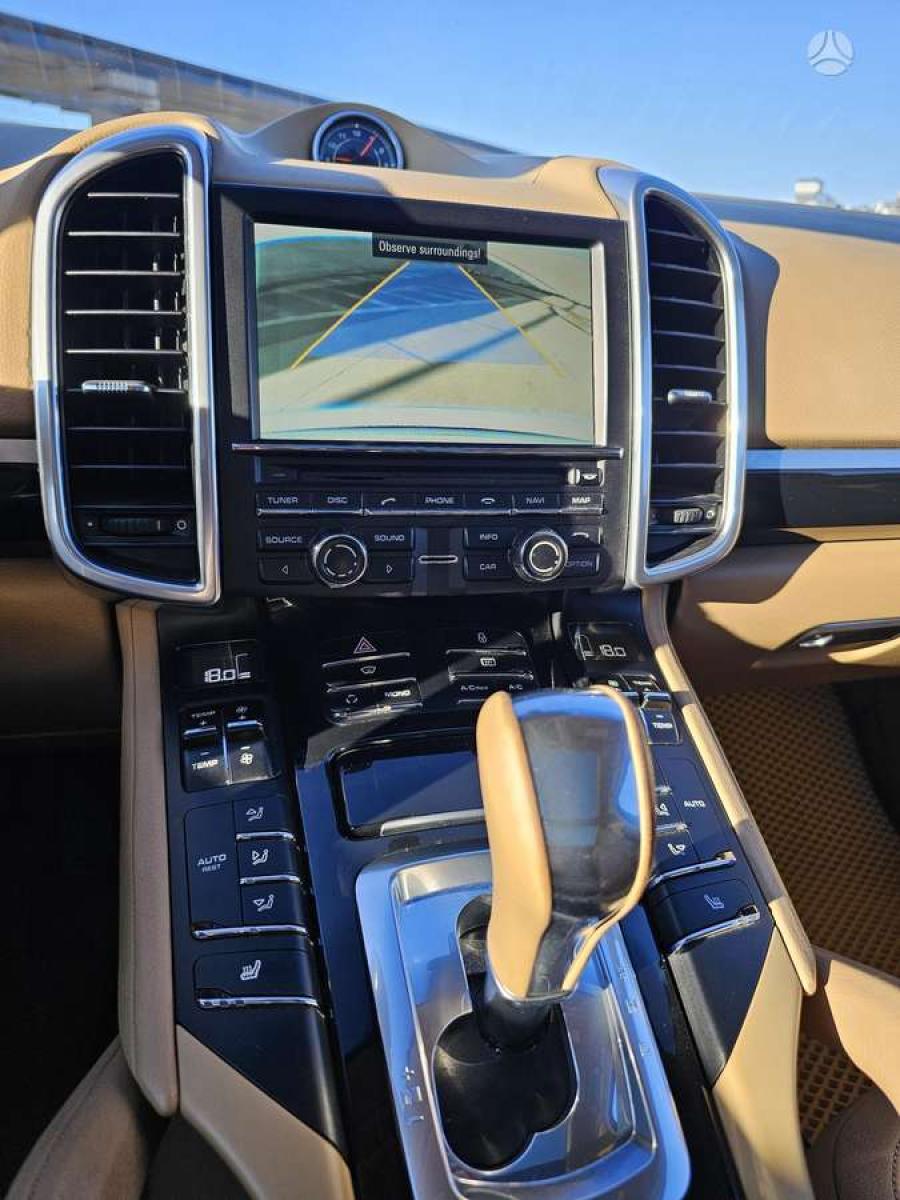White Porsche Cayenne 2013 in Vilnius, with an engine capacity of 3.60 L and mileage of 183 thousand km for 13500 €, photo 22 on AUTOMOTO.COM.LV