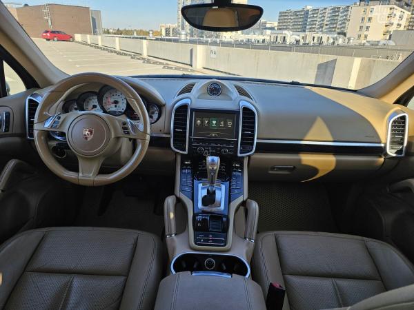 Porsche Cayenne 2013 Viļņa vietnē Balts Porsche Cayenne 2013 Viļņa, ar dzinēja tilpumu 3.60 L un nobraukumu 183 tūkst. km par 13500 €, foto 9 vietnē AUTOMOTO.COM.LV