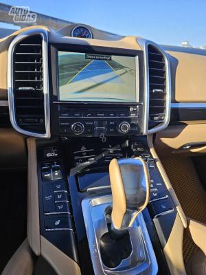 Balts Porsche Cayenne 2013 Viļņa, ar dzinēja tilpumu 3.60 L un nobraukumu 183 tūkst. km par 13500 €, foto 22 vietnē AUTOMOTO.COM.LV