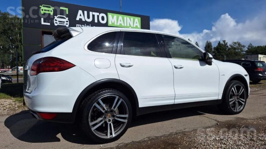 White Porsche Cayenne 2014 in Riga, with an engine capacity of 3.00 L and mileage of 208 thousand km for 19500 €, photo 2 on AUTOMOTO.COM.LV