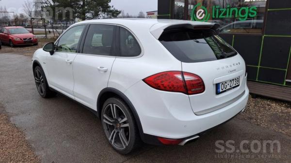 White Porsche Cayenne 2014 in Riga, with an engine capacity of 3.00 L and mileage of 208 thousand km for 19500 €, photo 4 on AUTOMOTO.COM.LV