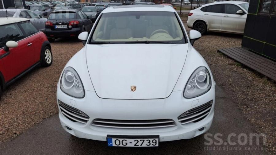 White Porsche Cayenne 2014 in Riga, with an engine capacity of 3.00 L and mileage of 208 thousand km for 19500 €, photo 5 on AUTOMOTO.COM.LV