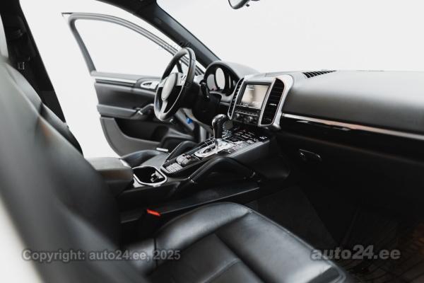 White Porsche Cayenne 2014 in Tallinn, with an engine capacity of 3.00 L and mileage of 278 thousand km for 14999 €, photo 11 on AUTOMOTO.COM.LV
