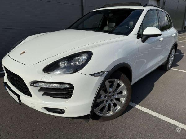 Balts Porsche Cayenne 2014 Viļņa, ar dzinēja tilpumu 4.13 L un nobraukumu 276 tūkst. km par 12500 €, foto 1 vietnē AUTOMOTO.COM.LV