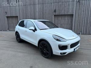 White Porsche Cayenne 2014 in Riga, with an engine capacity of 3.00 L and mileage of 208 thousand km for 23995 €, photo 2 on AUTOMOTO.COM.LV