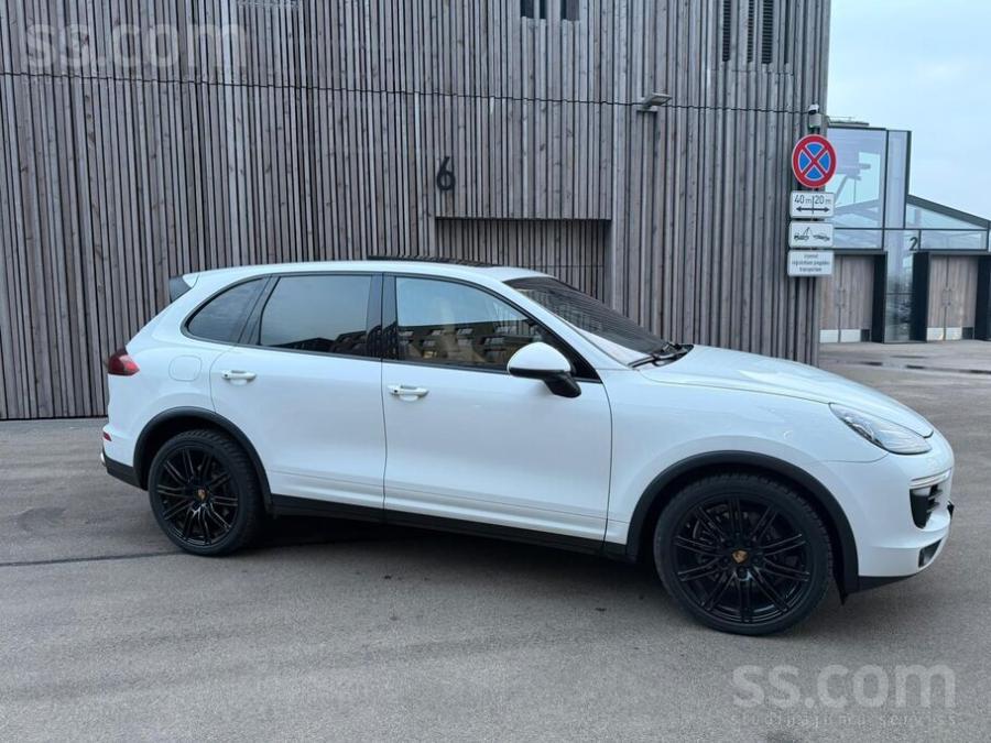 White Porsche Cayenne 2014 in Riga, with an engine capacity of 3.00 L and mileage of 208 thousand km for 23995 €, photo 3 on AUTOMOTO.COM.LV