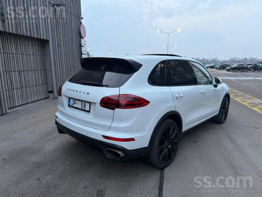 White Porsche Cayenne 2014 in Riga, with an engine capacity of 3.00 L and mileage of 208 thousand km for 23995 €, photo 4 on AUTOMOTO.COM.LV