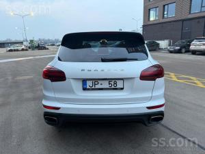 White Porsche Cayenne 2014 in Riga, with an engine capacity of 3.00 L and mileage of 208 thousand km for 23995 €, photo 5 on AUTOMOTO.COM.LV
