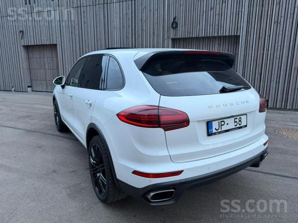 White Porsche Cayenne 2014 in Riga, with an engine capacity of 3.00 L and mileage of 208 thousand km for 23995 €, photo 6 on AUTOMOTO.COM.LV