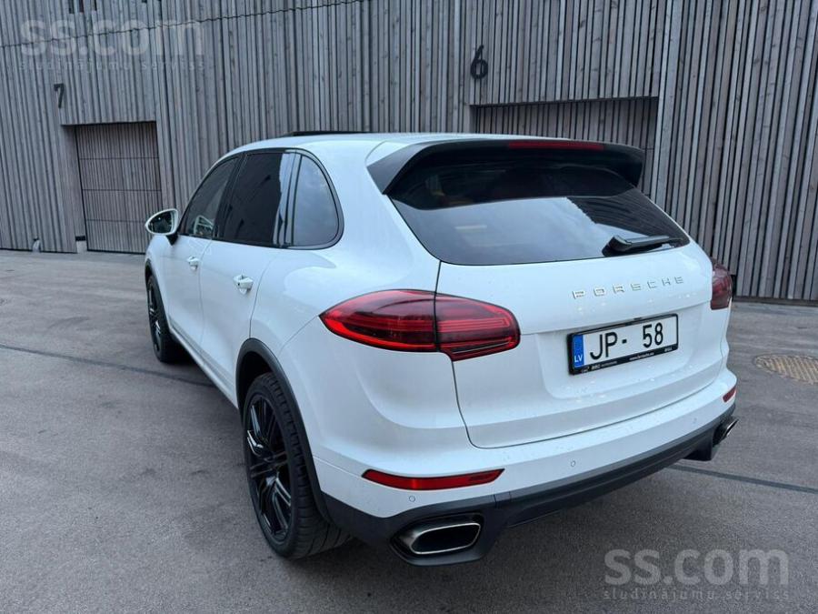 White Porsche Cayenne 2014 in Riga, with an engine capacity of 3.00 L and mileage of 208 thousand km for 23995 €, photo 6 on AUTOMOTO.COM.LV