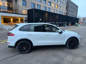 White Porsche Cayenne 2014 in Riga, with an engine capacity of 3.00 L and mileage of 208 thousand km for 23995 €, photo 7 on AUTOMOTO.COM.LV