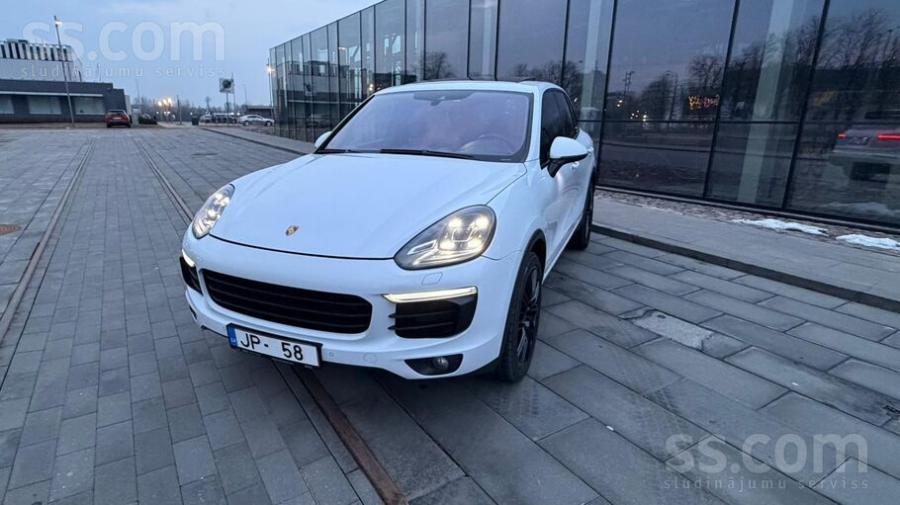 White Porsche Cayenne 2014 in Riga, with an engine capacity of 3.00 L and mileage of 208 thousand km for 23995 €, photo 8 on AUTOMOTO.COM.LV
