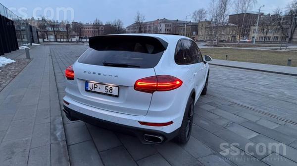 White Porsche Cayenne 2014 in Riga, with an engine capacity of 3.00 L and mileage of 208 thousand km for 23995 €, photo 9 on AUTOMOTO.COM.LV