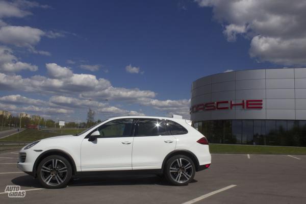 White Porsche Cayenne 2014 in Vilnius, with an engine capacity of 3.60 L and mileage of 153 thousand km for 24000 €, photo 1 on AUTOMOTO.COM.LV
