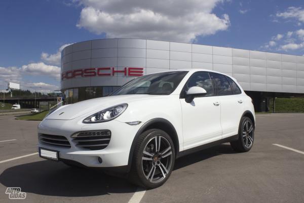 White Porsche Cayenne 2014 in Vilnius, with an engine capacity of 3.60 L and mileage of 153 thousand km for 24000 €, photo 2 on AUTOMOTO.COM.LV