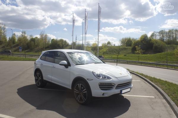 White Porsche Cayenne 2014 in Vilnius, with an engine capacity of 3.60 L and mileage of 153 thousand km for 24000 €, photo 3 on AUTOMOTO.COM.LV