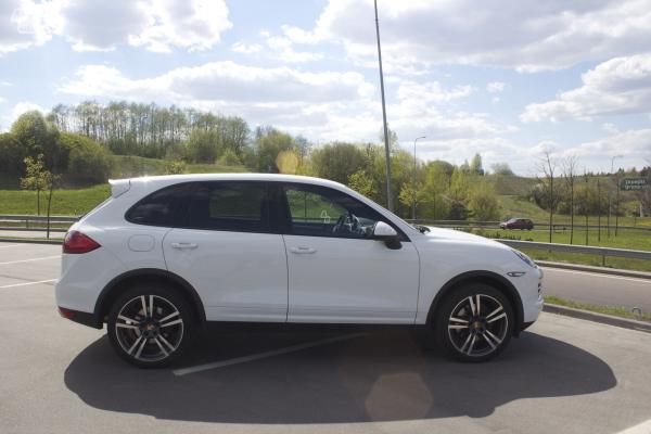 White Porsche Cayenne 2014 in Vilnius, with an engine capacity of 3.60 L and mileage of 153 thousand km for 24000 €, photo 5 on AUTOMOTO.COM.LV