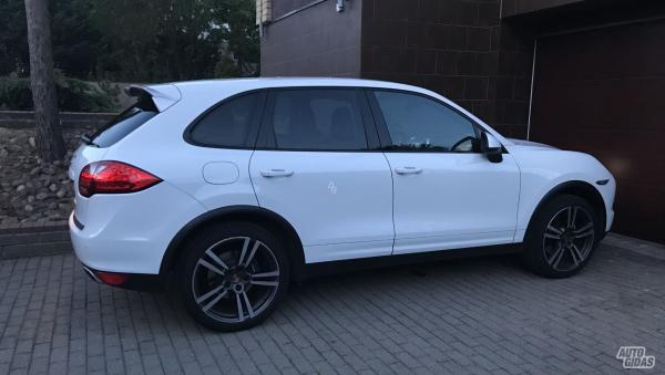 White Porsche Cayenne 2014 in Vilnius, with an engine capacity of 3.60 L and mileage of 153 thousand km for 24000 €, photo 6 on AUTOMOTO.COM.LV