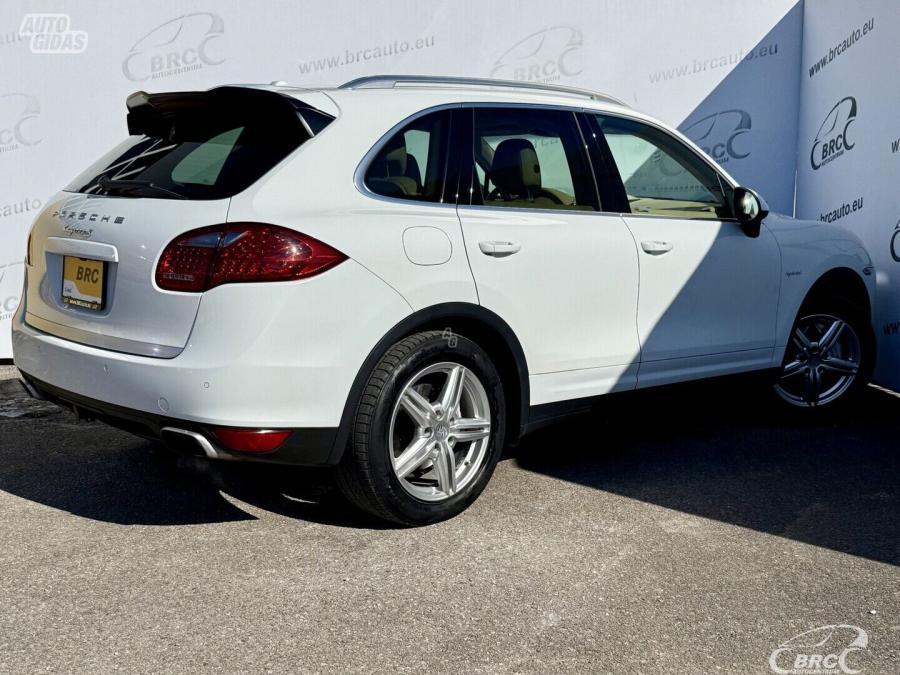 White Porsche Cayenne 2014 in Avizieniai, with an engine capacity of 3.00 L and mileage of 233 thousand km for 16000 €, photo 3 on AUTOMOTO.COM.LV
