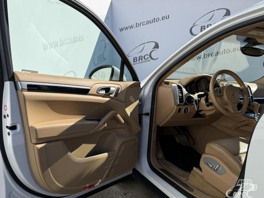 White Porsche Cayenne 2014 in Avizieniai, with an engine capacity of 3.00 L and mileage of 233 thousand km for 16000 €, photo 32 on AUTOMOTO.COM.LV