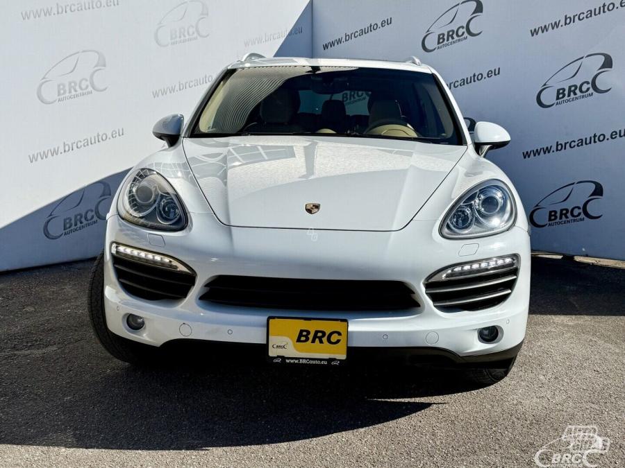 White Porsche Cayenne 2014 in Avizieniai, with an engine capacity of 3.00 L and mileage of 233 thousand km for 16000 €, photo 37 on AUTOMOTO.COM.LV