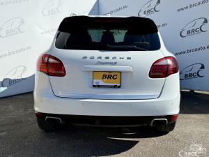White Porsche Cayenne 2014 in Avizieniai, with an engine capacity of 3.00 L and mileage of 233 thousand km for 16000 €, photo 38 on AUTOMOTO.COM.LV