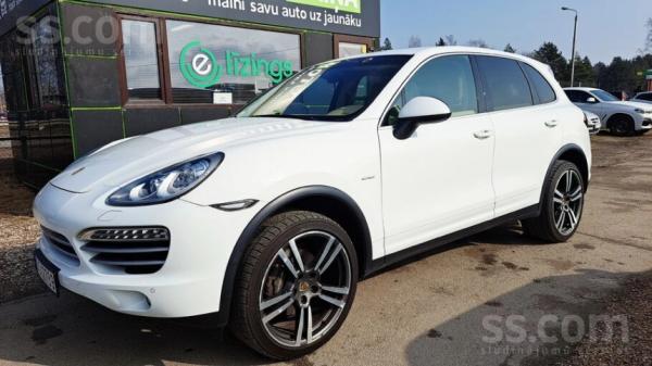 White Porsche Cayenne 2014 in Riga, with an engine capacity of 3.00 L and mileage of 208 thousand km for 19500 €, photo 1 on AUTOMOTO.COM.LV