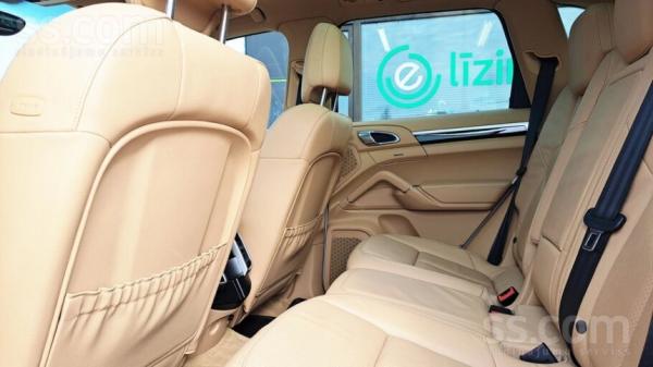White Porsche Cayenne 2014 in Riga, with an engine capacity of 3.00 L and mileage of 208 thousand km for 19500 €, photo 7 on AUTOMOTO.COM.LV