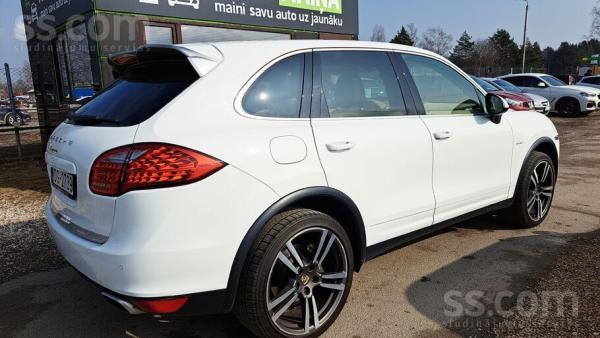 White Porsche Cayenne 2014 in Riga, with an engine capacity of 3.00 L and mileage of 208 thousand km for 19500 €, photo 2 on AUTOMOTO.COM.LV