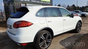 White Porsche Cayenne 2014 in Riga, with an engine capacity of 3.00 L and mileage of 208 thousand km for 19500 €, photo 3 on AUTOMOTO.COM.LV
