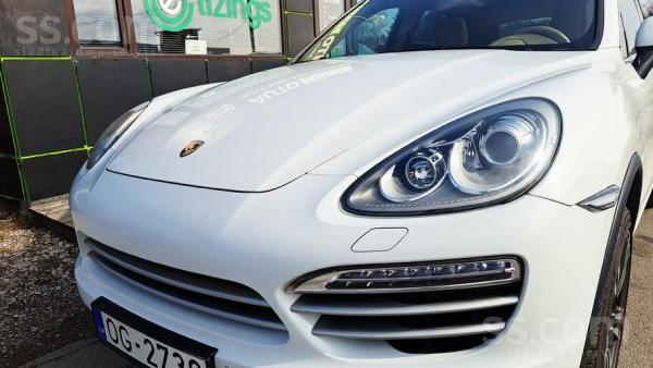 White Porsche Cayenne 2014 in Riga, with an engine capacity of 3.00 L and mileage of 208 thousand km for 19500 €, photo 7 on AUTOMOTO.COM.LV