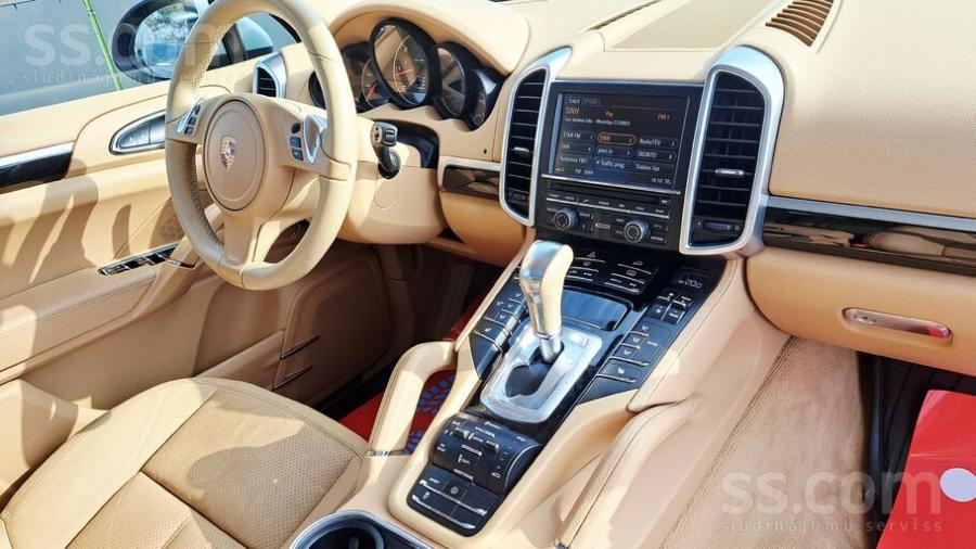 White Porsche Cayenne 2014 in Riga, with an engine capacity of 3.00 L and mileage of 208 thousand km for 19500 €, photo 16 on AUTOMOTO.COM.LV