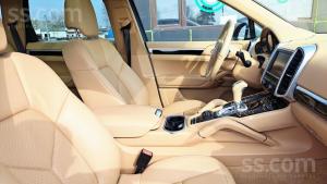 White Porsche Cayenne 2014 in Riga, with an engine capacity of 3.00 L and mileage of 208 thousand km for 19500 €, photo 17 on AUTOMOTO.COM.LV