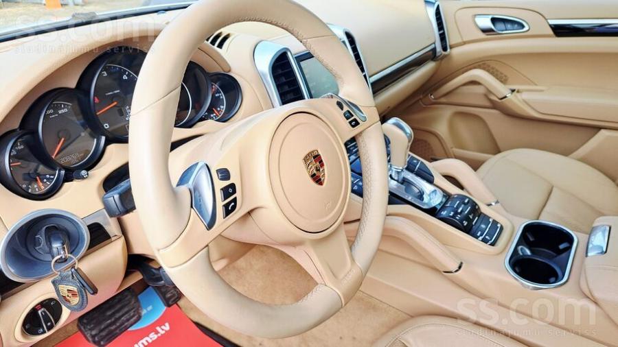 White Porsche Cayenne 2014 in Riga, with an engine capacity of 3.00 L and mileage of 208 thousand km for 19500 €, photo 20 on AUTOMOTO.COM.LV