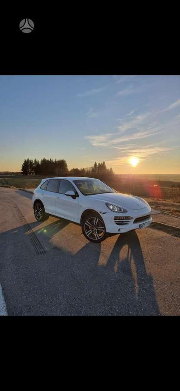 White Porsche Cayenne 2014 in Kedainiai, with an engine capacity of 3.00 L and mileage of 346 thousand km for 11500 €, photo 1 on AUTOMOTO.COM.LV