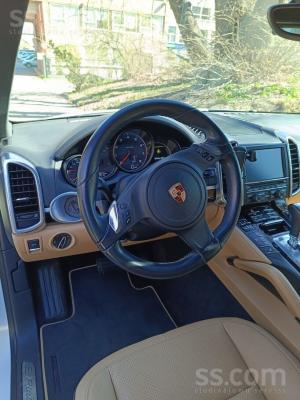 Balts Porsche Cayenne 2014 Rīga, ar dzinēja tilpumu 3.60 L un nobraukumu 60 tūkst. km par 25300 €, foto 4 vietnē AUTOMOTO.COM.LV