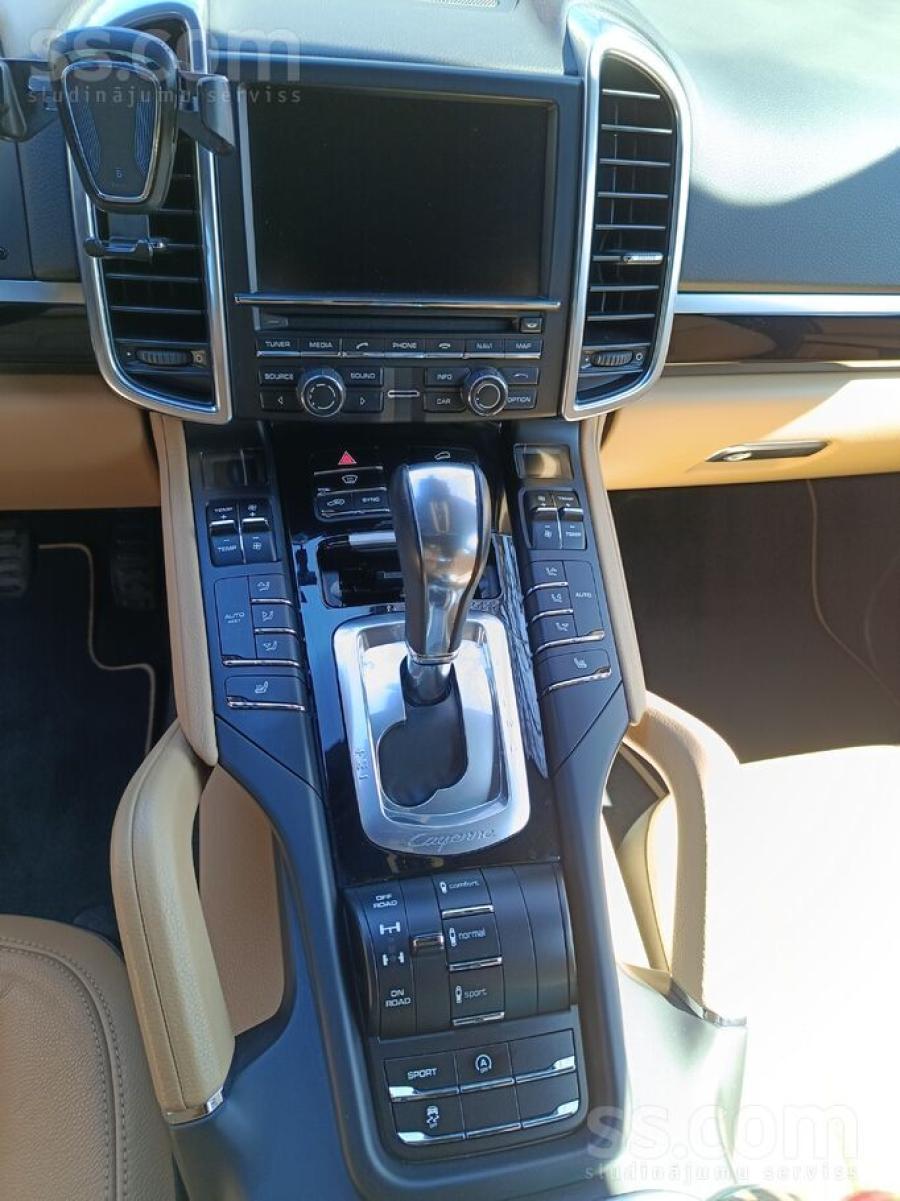 Balts Porsche Cayenne 2014 Rīga, ar dzinēja tilpumu 3.60 L un nobraukumu 60 tūkst. km par 25300 €, foto 7 vietnē AUTOMOTO.COM.LV