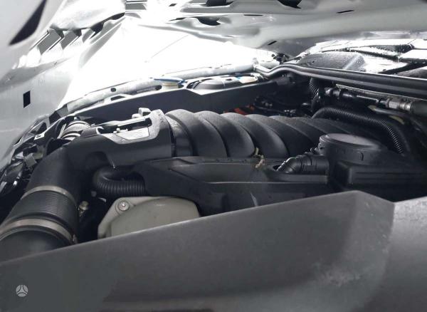 White Porsche Cayenne 2014 in Vilnius, with an engine capacity of 4.81 L and mileage of 67 thousand km for 12900 €, photo 5 on AUTOMOTO.COM.LV