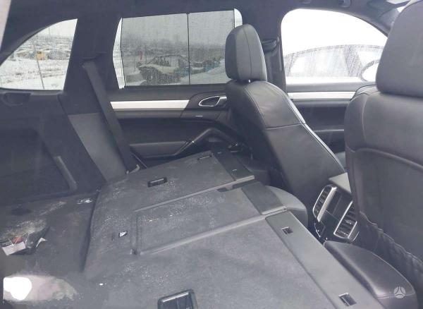 White Porsche Cayenne 2014 in Vilnius, with an engine capacity of 4.81 L and mileage of 67 thousand km for 12900 €, photo 6 on AUTOMOTO.COM.LV