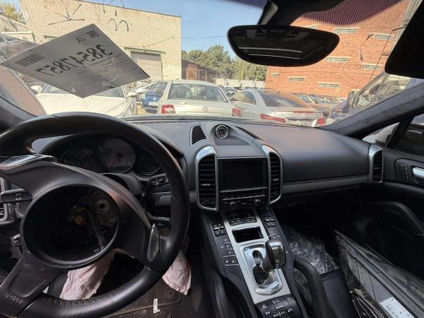 White Porsche Cayenne 2014 in Vilnius, with an engine capacity of 4.81 L and mileage of 67 thousand km for 12900 €, photo 8 on AUTOMOTO.COM.LV