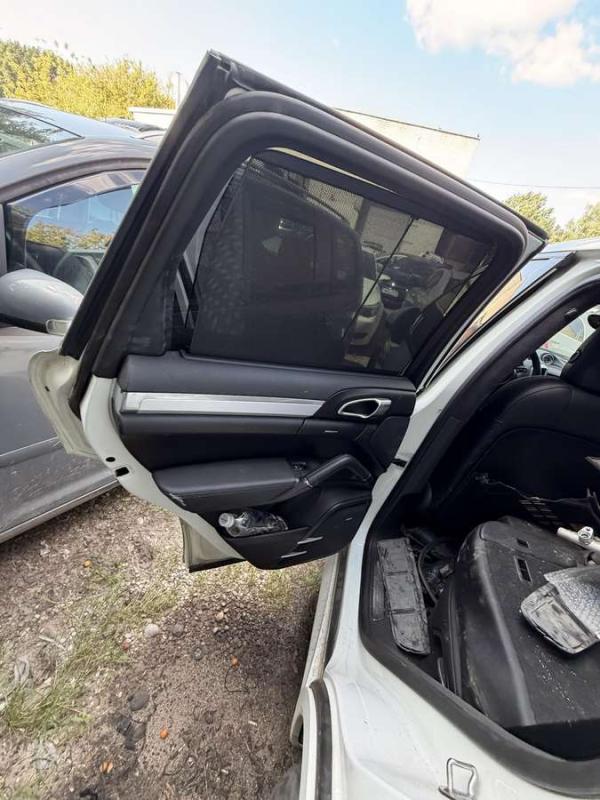 White Porsche Cayenne 2014 in Vilnius, with an engine capacity of 4.81 L and mileage of 67 thousand km for 12900 €, photo 10 on AUTOMOTO.COM.LV