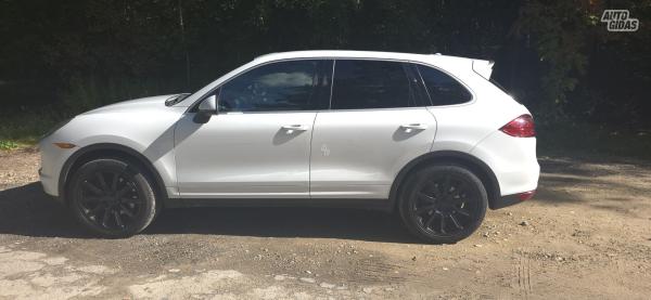 White Porsche Cayenne 2014 in Vilnius, with an engine capacity of 3.60 L and mileage of 186 thousand km for 17800 €, photo 4 on AUTOMOTO.COM.LV