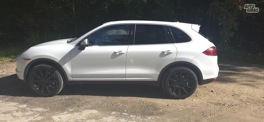 White Porsche Cayenne 2014 in Vilnius, with an engine capacity of 3.60 L and mileage of 186 thousand km for 17800 €, photo 4 on AUTOMOTO.COM.LV