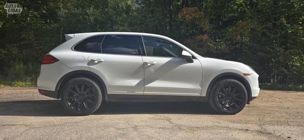 White Porsche Cayenne 2014 in Vilnius, with an engine capacity of 3.60 L and mileage of 186 thousand km for 17800 €, photo 5 on AUTOMOTO.COM.LV