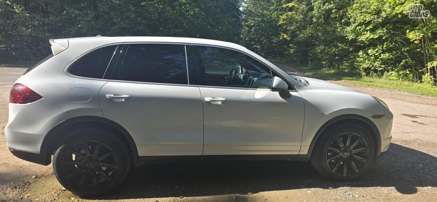 White Porsche Cayenne 2014 in Vilnius, with an engine capacity of 3.60 L and mileage of 186 thousand km for 17800 €, photo 7 on AUTOMOTO.COM.LV