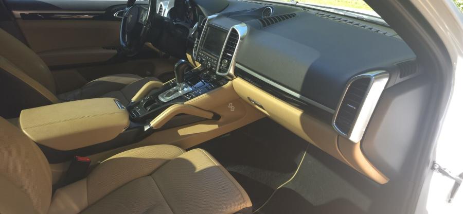 White Porsche Cayenne 2014 in Vilnius, with an engine capacity of 3.60 L and mileage of 186 thousand km for 17800 €, photo 12 on AUTOMOTO.COM.LV